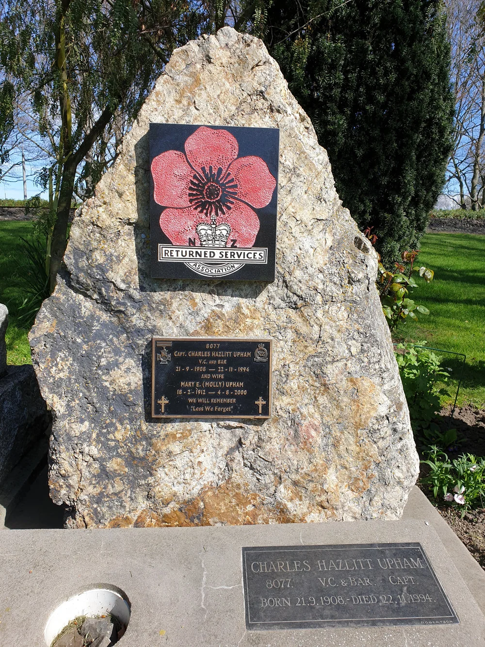 Charles Upham Headstone and Plaque | Record | DigitalNZ