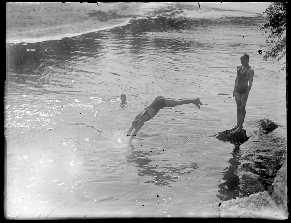 Diving into the water | Record | DigitalNZ
