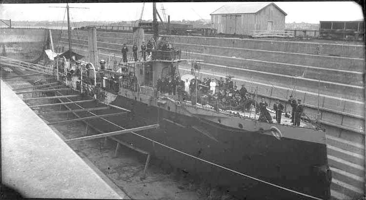 Showing a warship in Calliope Dock,... | Record | DigitalNZ