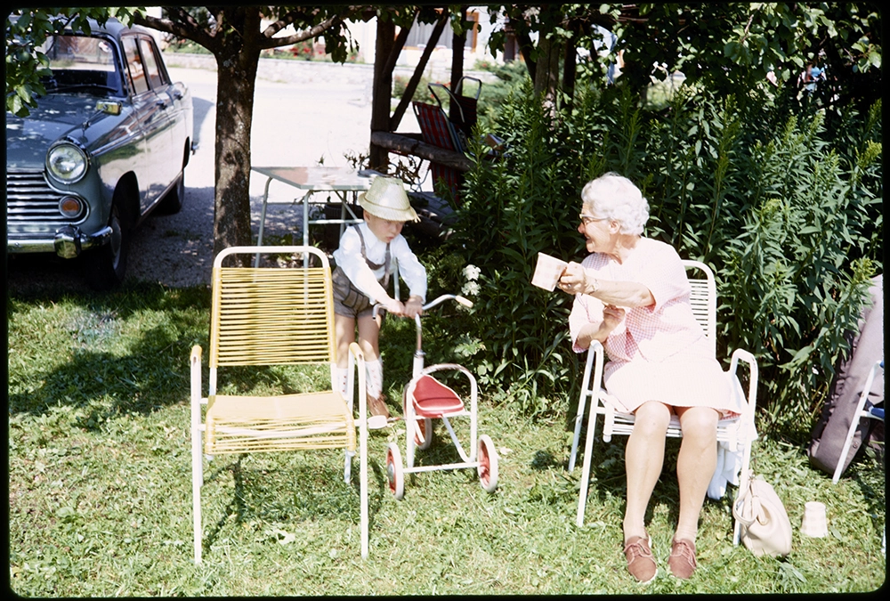 Unidentified lady and child | Record | DigitalNZ