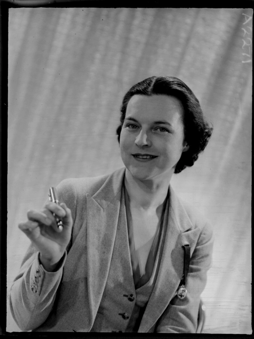 1/4 length portrait of Kay Goodson, 1930 | Record | DigitalNZ