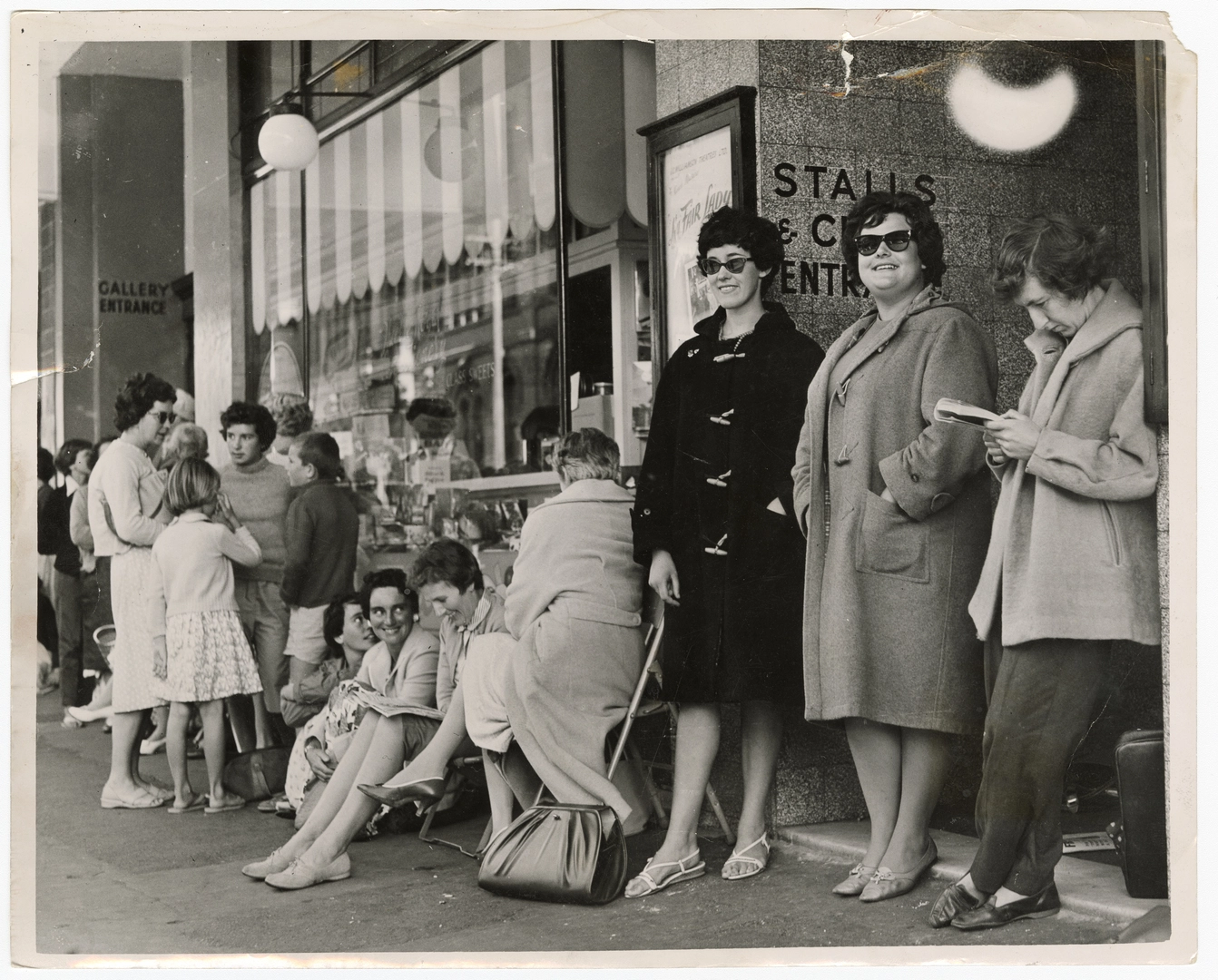 Queue for My Fair lady tickets | Record | DigitalNZ
