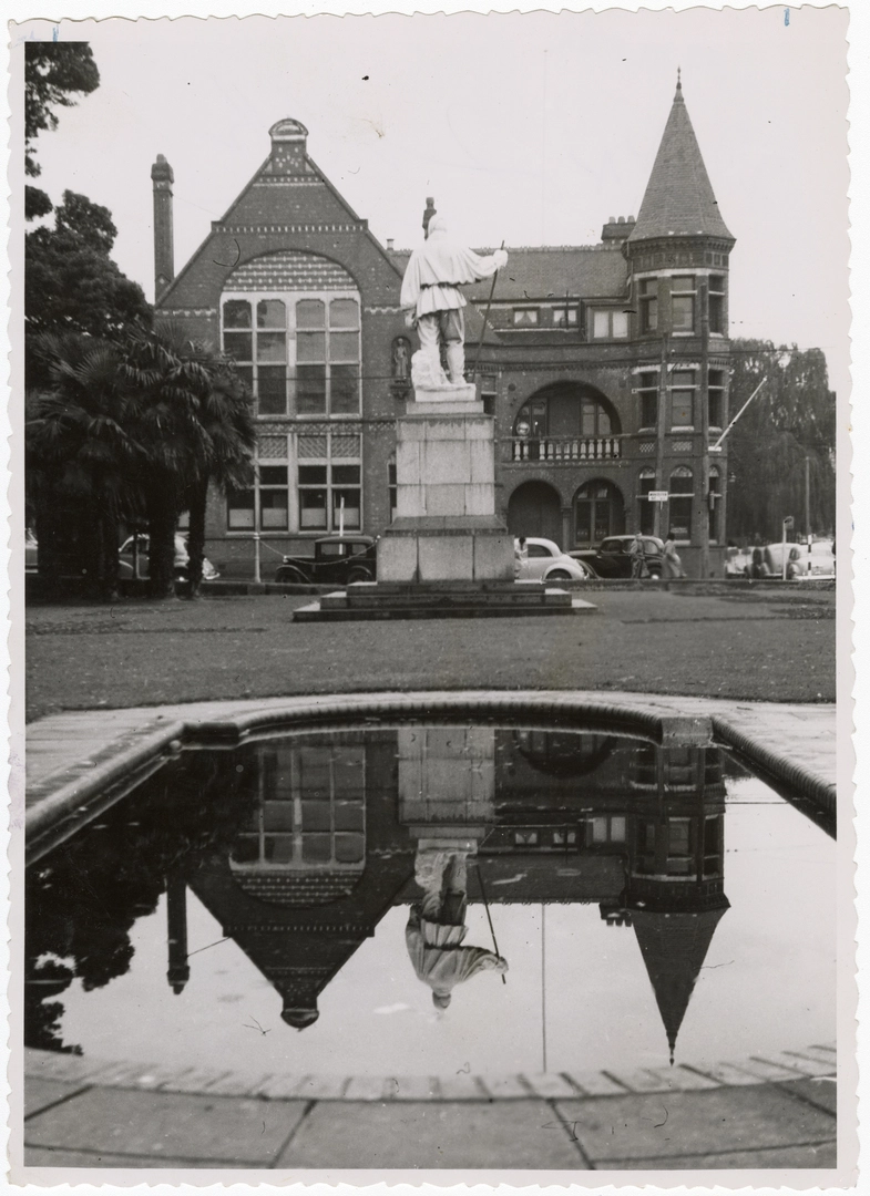 Robert Falcon Scott statue | Record | DigitalNZ