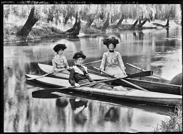 Women boating on the Avon River by Zokoroa - DigitalNZ