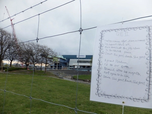 A handwritten poem on a wire fence | Record | DigitalNZ