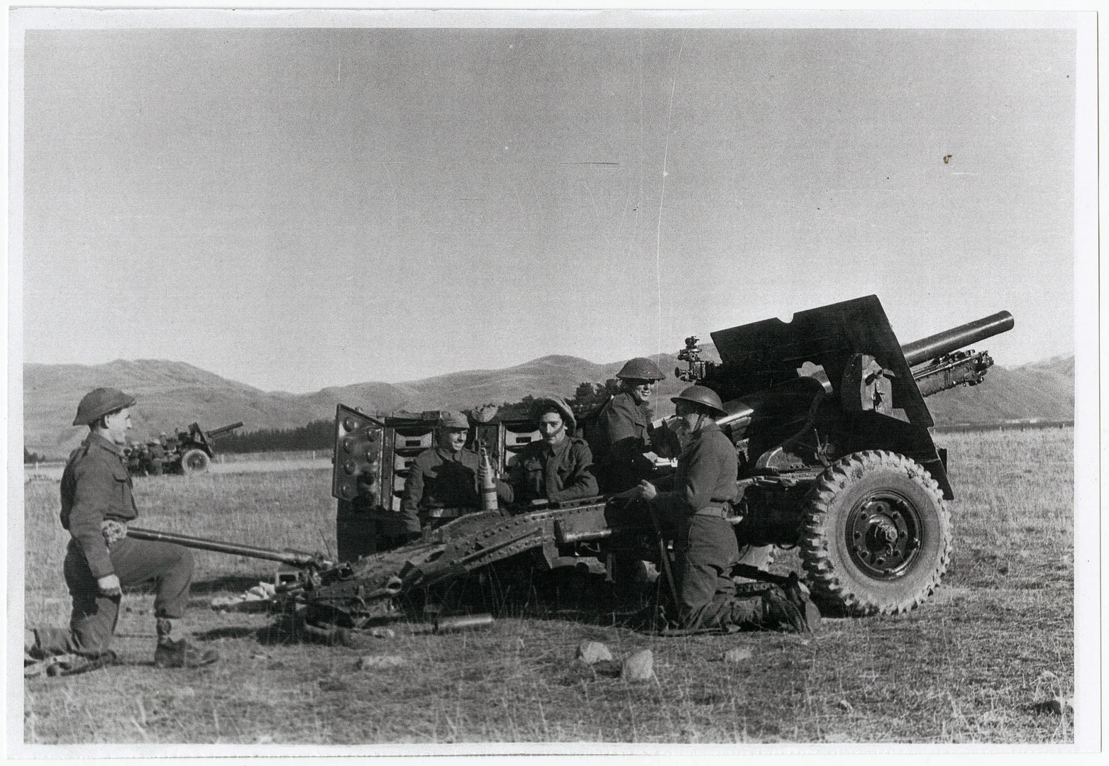Five men with a 25-pounder gun in Mount Torlesse | Record | DigitalNZ