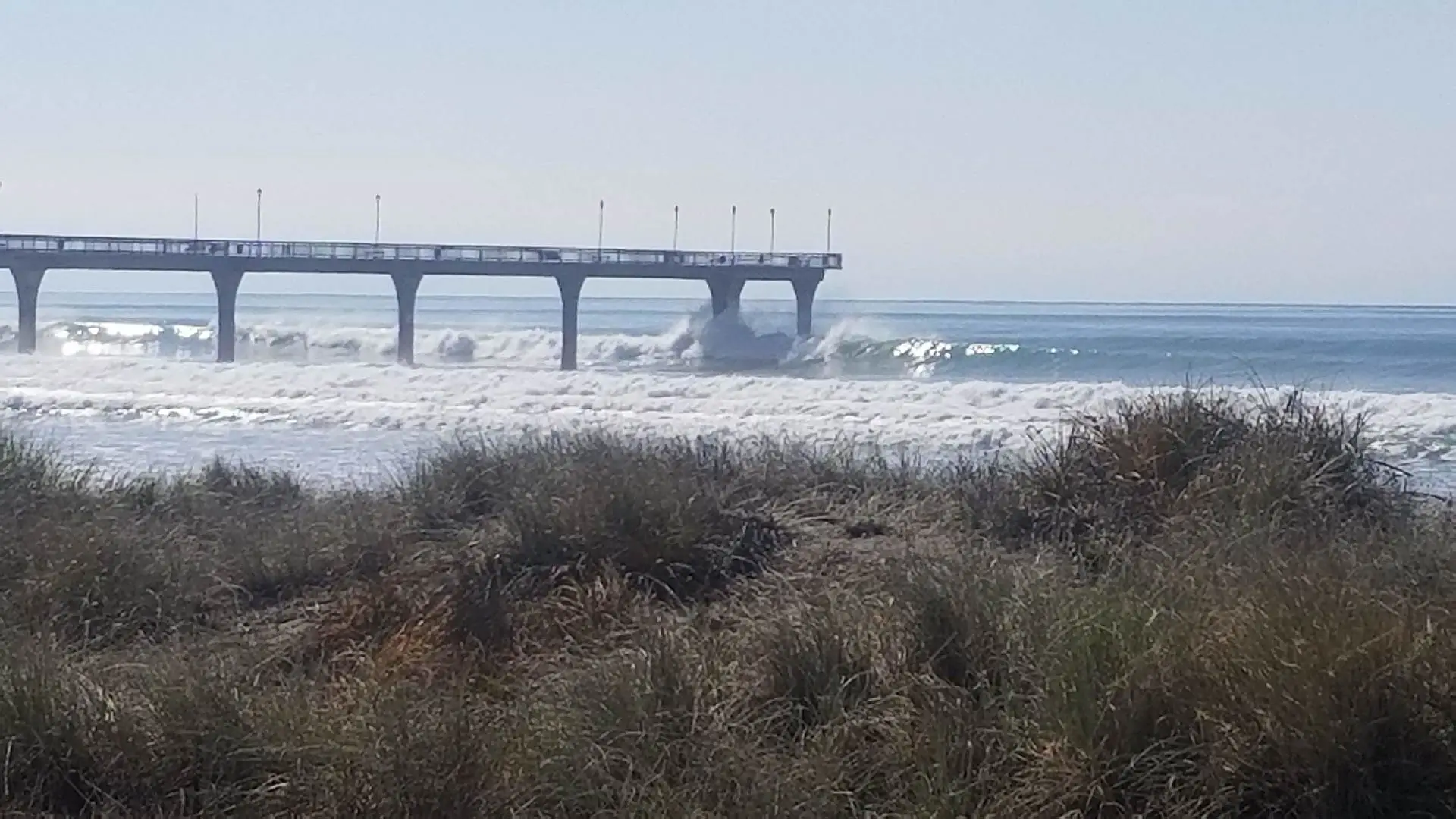 Surf pumping at New Brighton beach and pier | Record | DigitalNZ