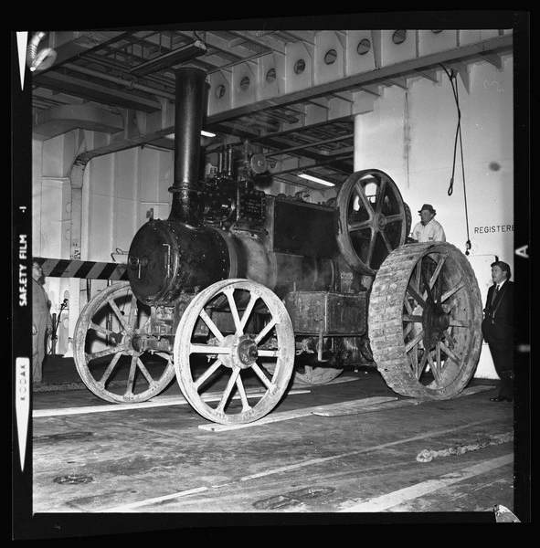 Traction engine on the Hawea | Record | DigitalNZ
