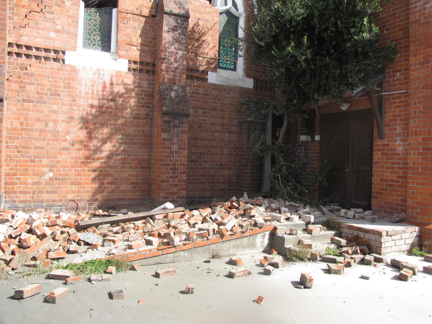 Earthquake rubble around church | Record | DigitalNZ