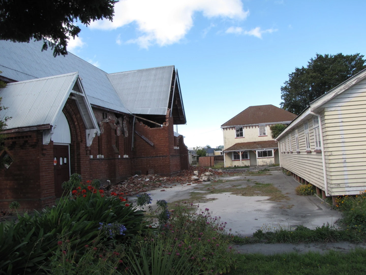 Earthquake damaged church buildings | Record | DigitalNZ