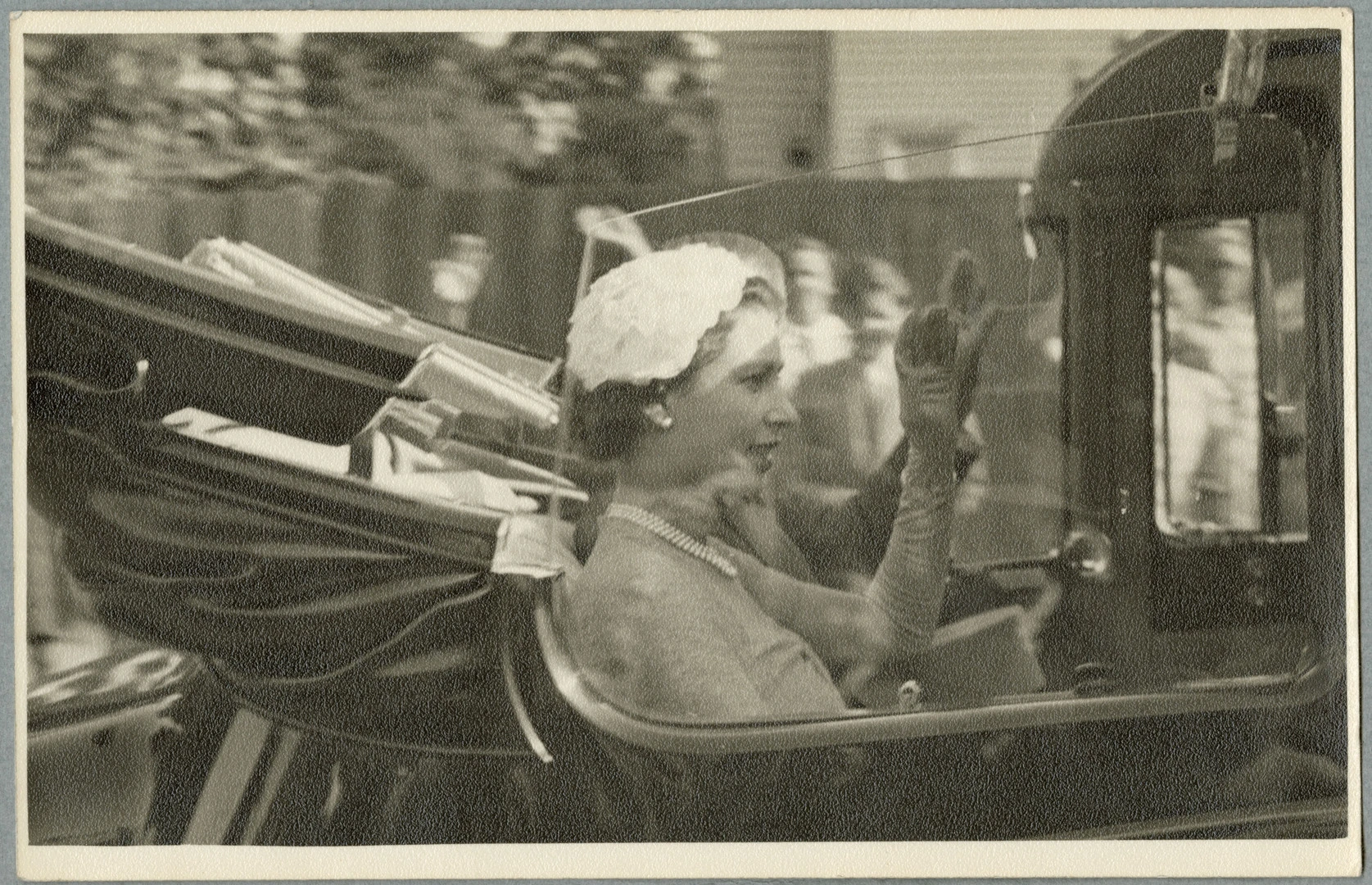 Royal couple waving | Record | DigitalNZ