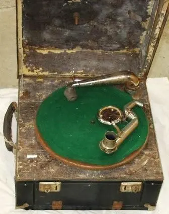 Gramophone - Maestrophone Reproducer | Record | DigitalNZ