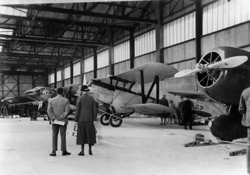MacRobertson Melbourne Air Race contestants at Mildenhall aerodrome ...