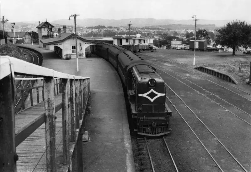 Locomotive De 505 at Avondale, 1954 | Record | DigitalNZ