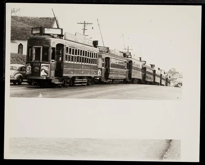 Line of trams on New North Road | Record | DigitalNZ