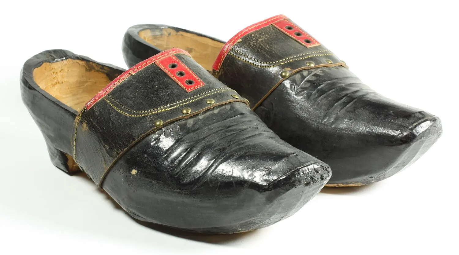 Sabots - Wood, Black With Red Detail, 1882-1884 | Record | DigitalNZ