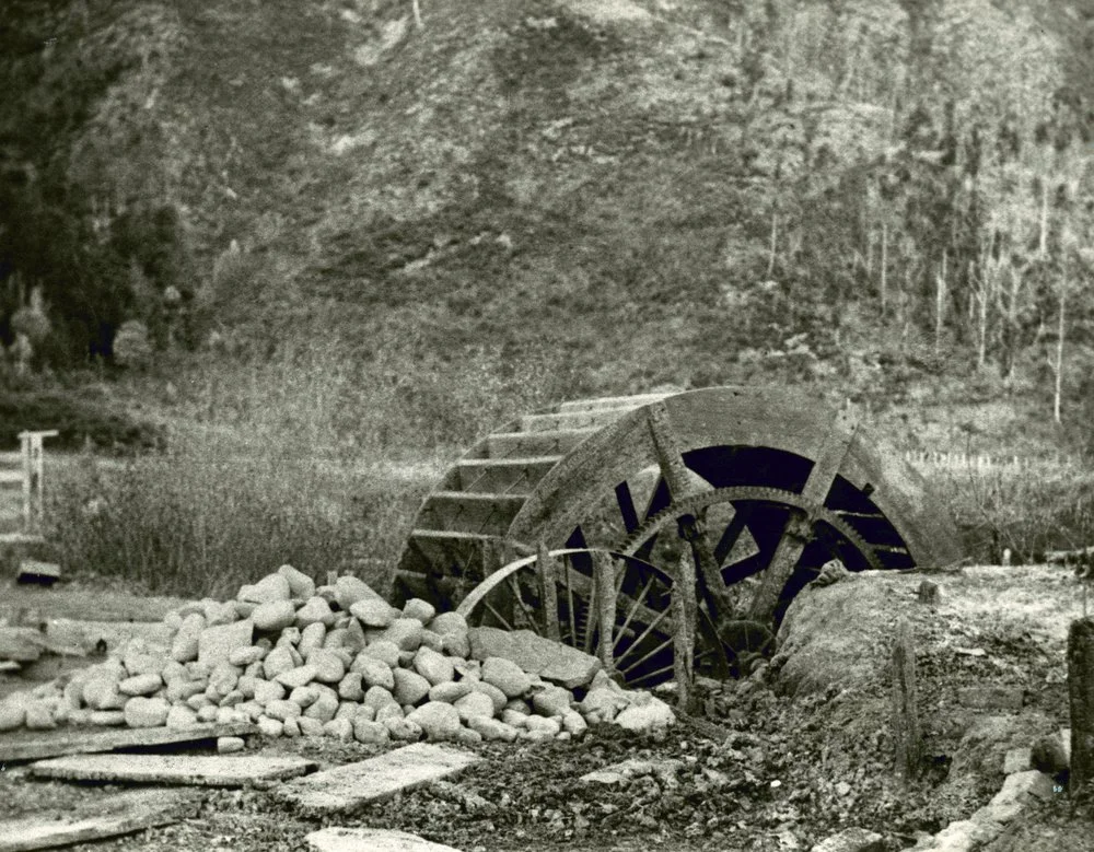 Flock mill wheel after fire | Record | DigitalNZ