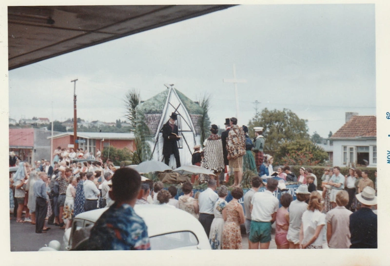The crowd watching a float depicting a meeting of Maori and Pakeha ...