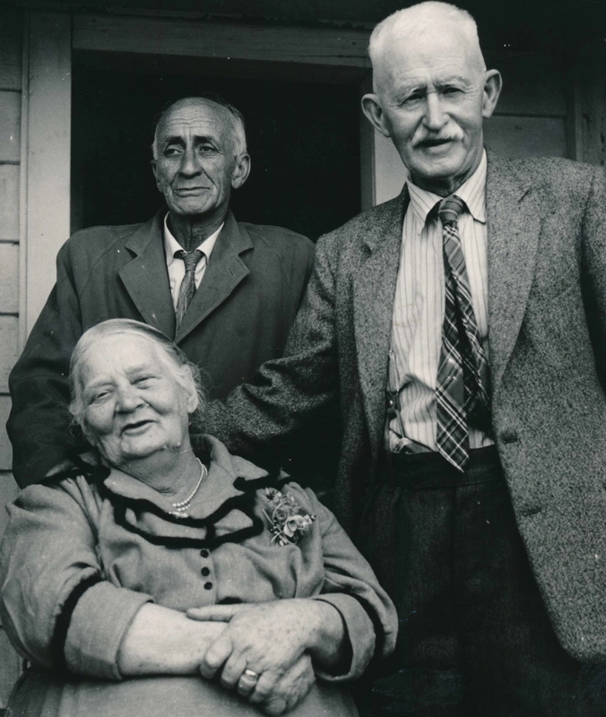 Tottie & Logan Balderston | Record | DigitalNZ