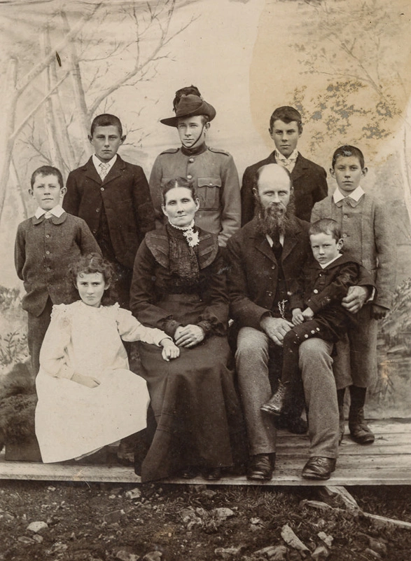 Photograph, Mr & Mrs W Murray & Family | Record | DigitalNZ