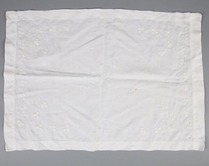 Tray Cloth, Shamrocks on Linen | Record | DigitalNZ