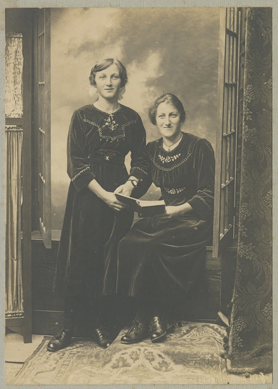 Photograph, Isabella and Mary McKay | Record | DigitalNZ