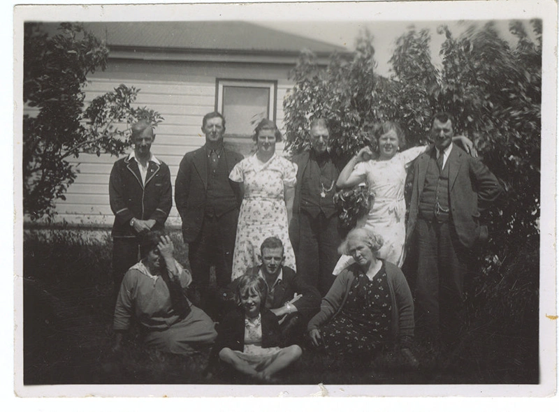 Photograph, Daniel family and Alex Sims | Record | DigitalNZ