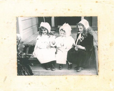 Edith and Nell Elliott, and Phyllis Bateman | Record | DigitalNZ