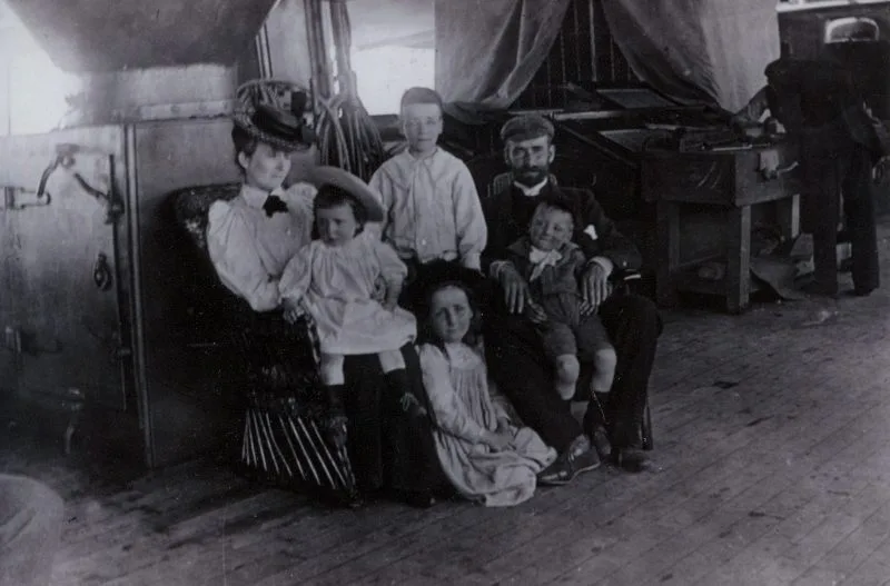 Reverend Whyte and Family 1897 | Record | DigitalNZ