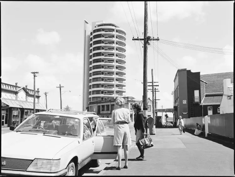 Apartment Block, Jervois Road, Herne Bay, 1989 | Record | DigitalNZ