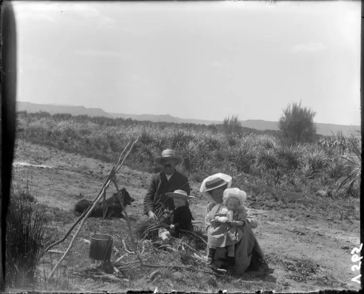 Charles Butcher and family at Strathmore, 1910 | Record | DigitalNZ