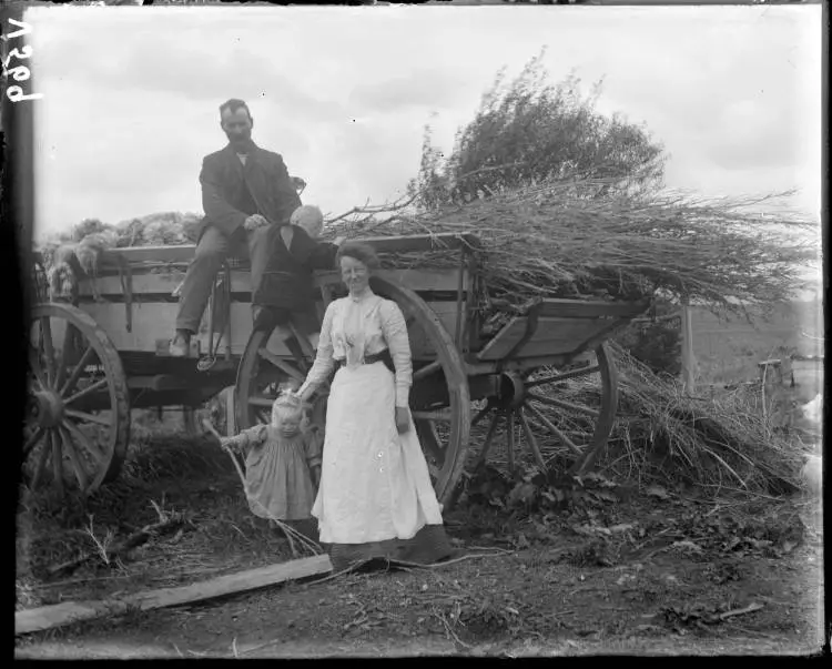 Charles Butcher and family at Strathmore, 1910 | Record | DigitalNZ