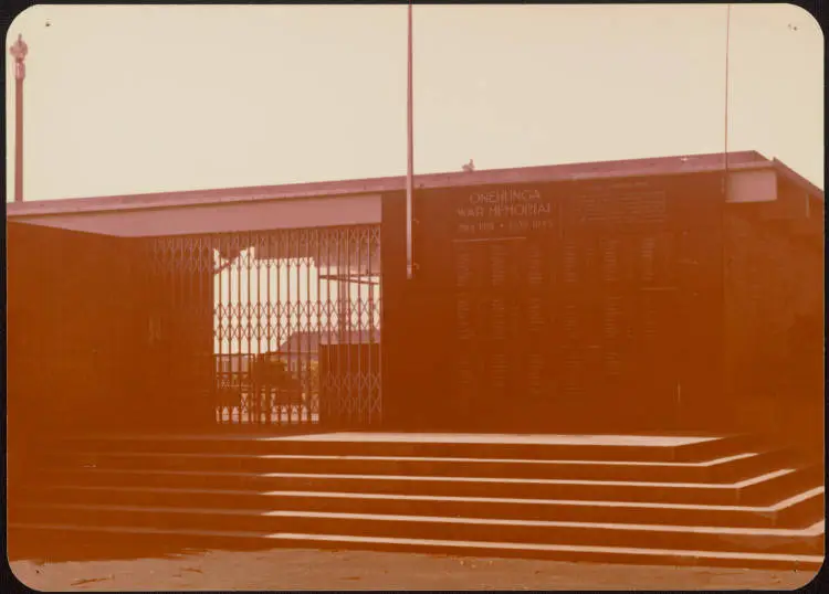 Onehunga War Memorial Pool, Jellicoe Park, 1980s | Record | DigitalNZ