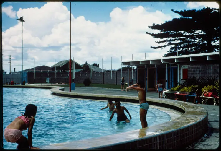 Onehunga War Memorial Pool, Jellicoe Park | Record | DigitalNZ