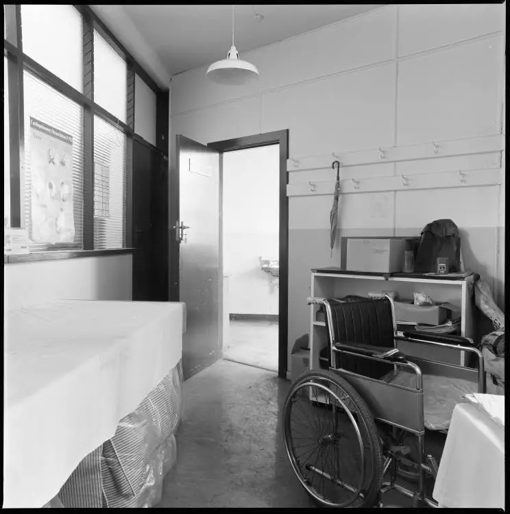 Sick bay, Auckland Railway Station, Beach Road, 1989 | Record | DigitalNZ