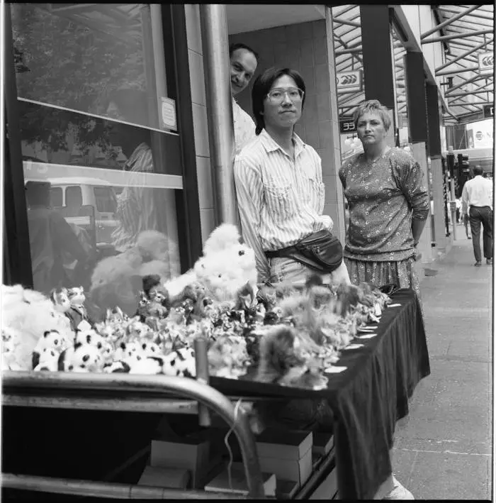 Street vendor, Queen Street, 1989 | Record | DigitalNZ