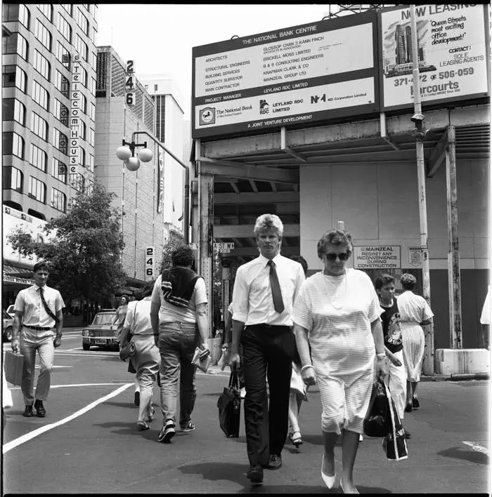 People crossing Victoria Street, 1989 | Record | DigitalNZ