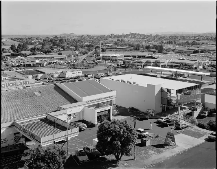 Panmure Shopping Centre and Roundabout, 1990 | Record | DigitalNZ