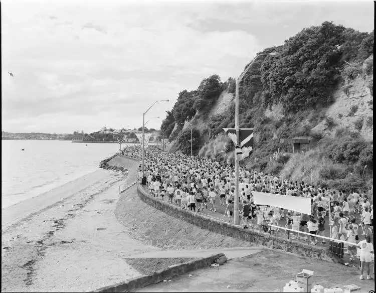 The Round the Bays fun run, Tamaki Drive, Bastion Point, 1990 | Record | DigitalNZ