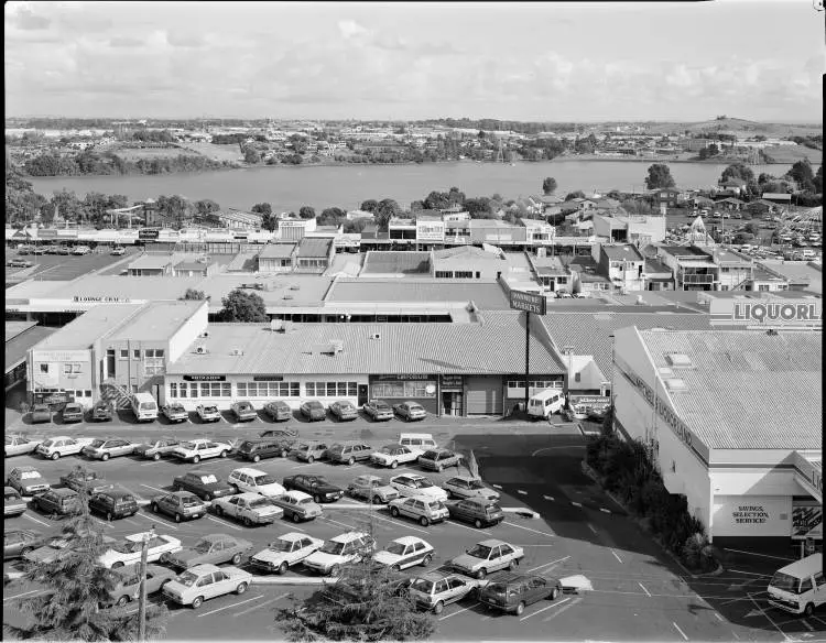 Panmure Shopping Centre and Panmure Basin, 1990 | Record | DigitalNZ