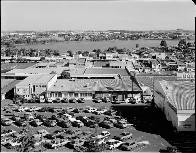 Panmure Shopping Centre and Panmure Basin, 1990 | Record | DigitalNZ