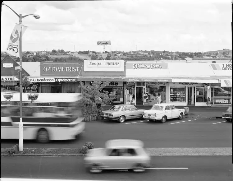 Panmure Shopping Centre, Queens Road, Panmure, 1990 | Record | DigitalNZ