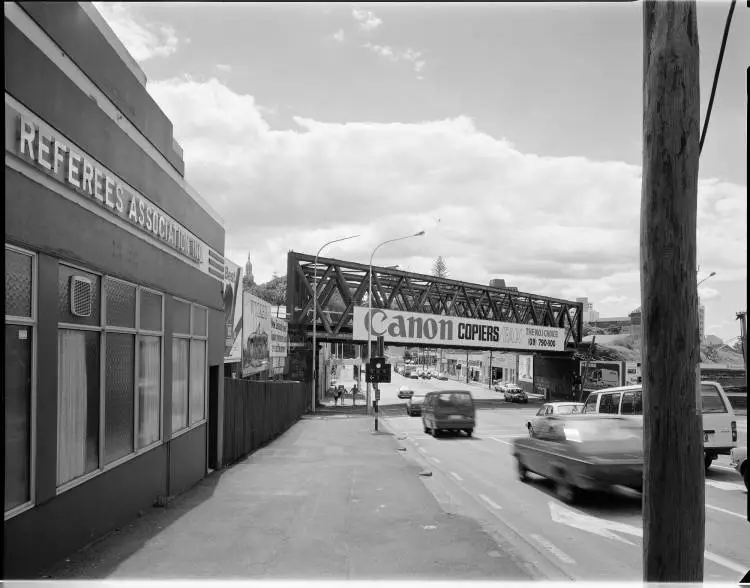 Parnell Railway Bridge, Parnell Rise, 1989 | Record | DigitalNZ