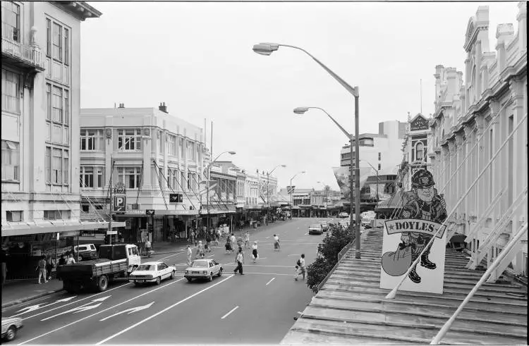 Shops on Karangahape Road, Auckland Central, 1990 | Record | DigitalNZ