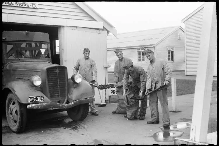 Soldiers at Papakura Camp, 1940s | Record | DigitalNZ
