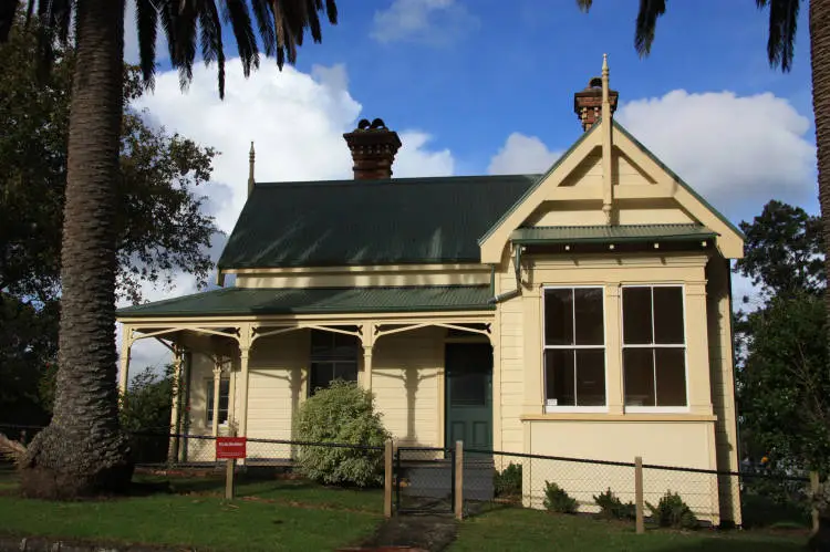 Sexton's House, Waikumete Cemetery, Glen Eden, 2009 | Record | DigitalNZ