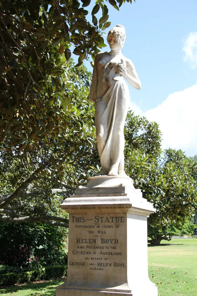 Statue in Albert Park, Princes Street, Auckland Central, 2010 | Record ...