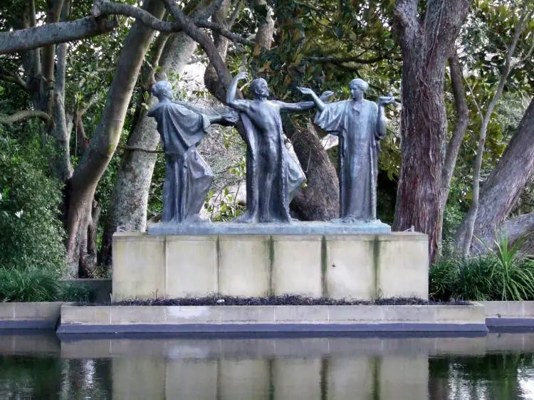 Centennial sculpture, Auckland Domain, 2006 | Record | DigitalNZ