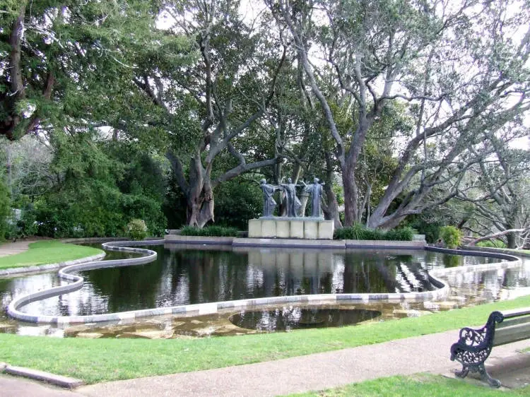 Centennial sculpture, Auckland Domain, 2006 | Record | DigitalNZ