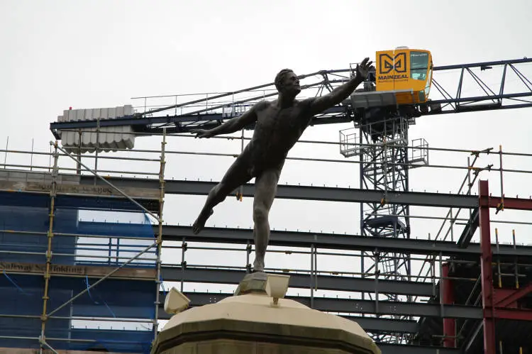 Sculpture at the Auckland Domain Gates, 2011 | Record | DigitalNZ